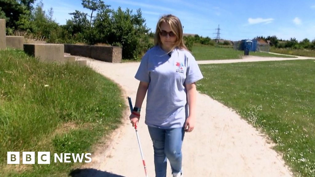 Usher syndrome: ‘I was deaf from birth but now I'm going blind' - BBC News