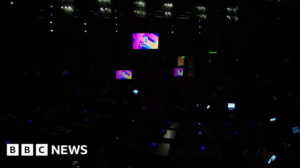 Lights go out in Holyrood chamber - BBC News