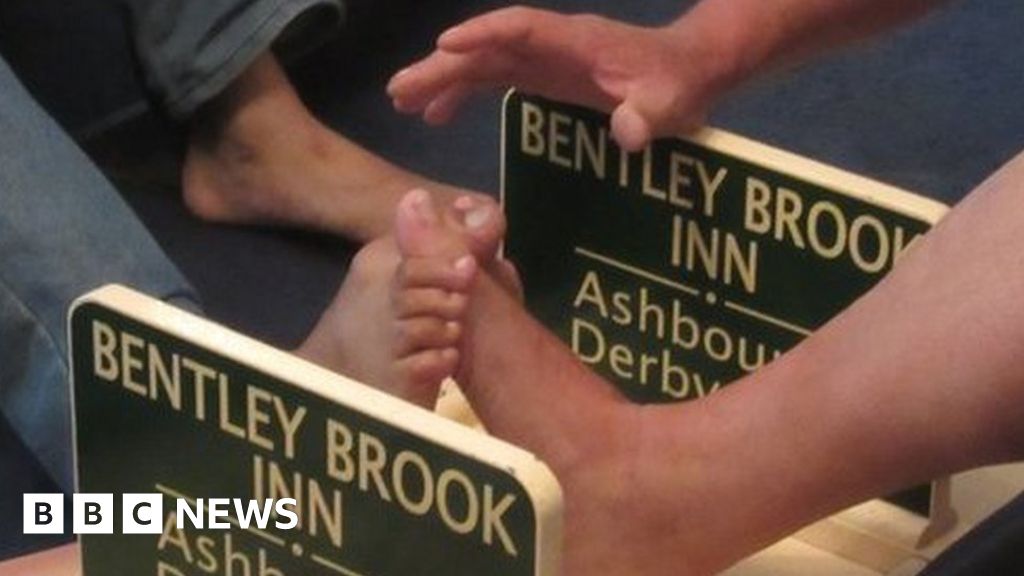 'Weird' toe wrestling event returns - BBC News