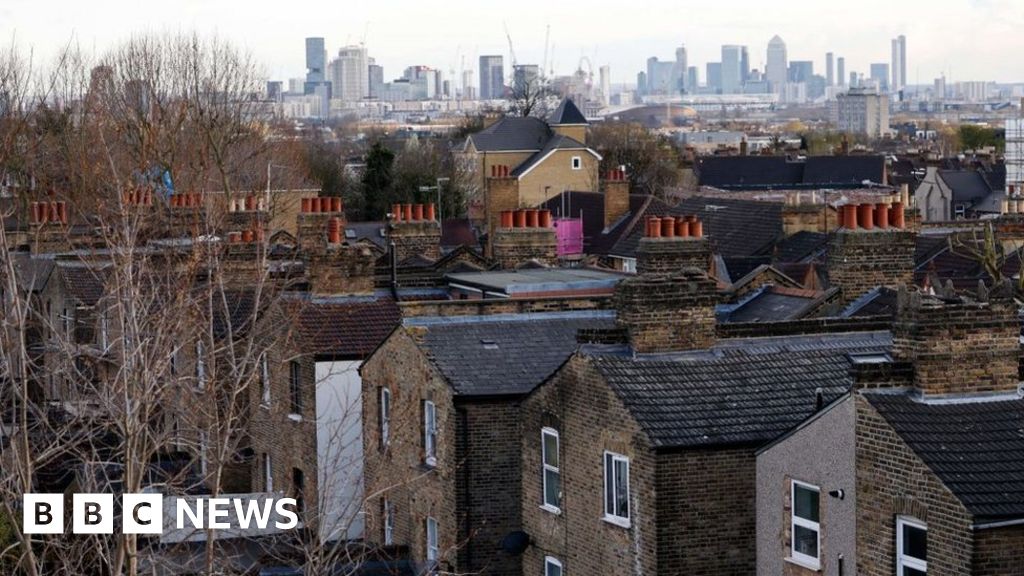 Quarter of Londoners living in poverty, charity says - BBC News