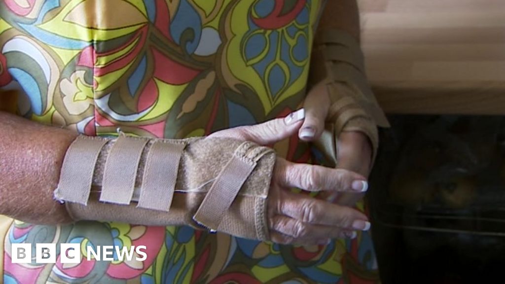 Arthritis sufferers 'waiting longer' in Wales, figures show - BBC News