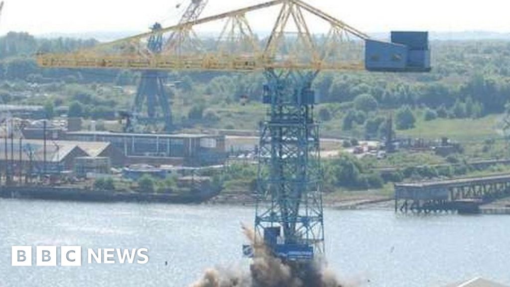 Three huge cranes approved for River Tyne skyline - BBC News