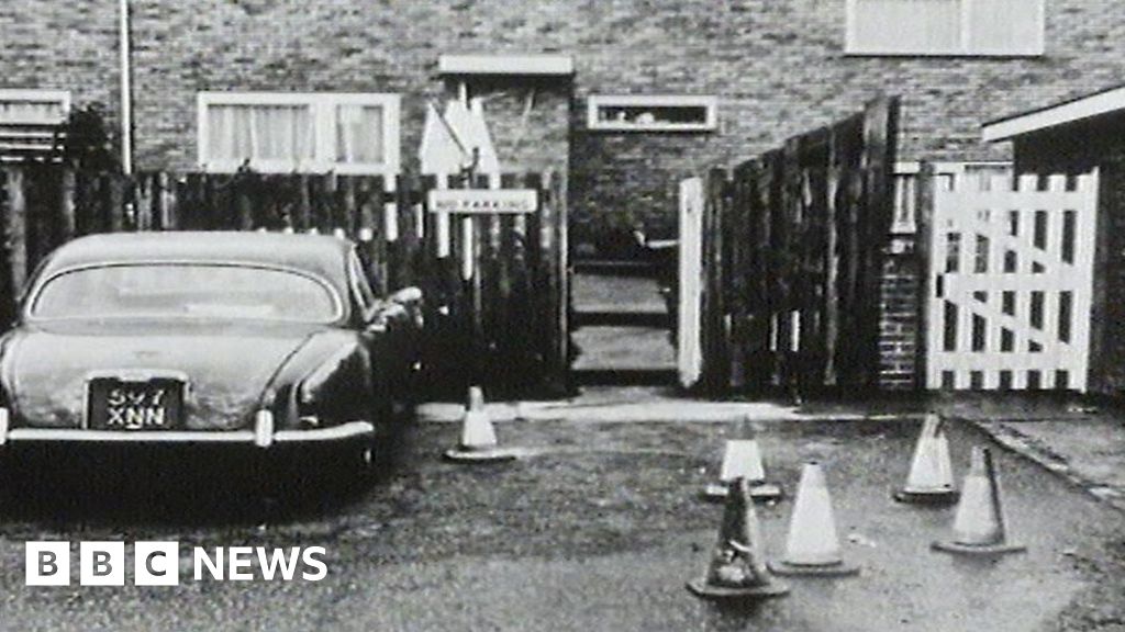 Paul Cleeland case: Government reviews files on 1972 murder - BBC News