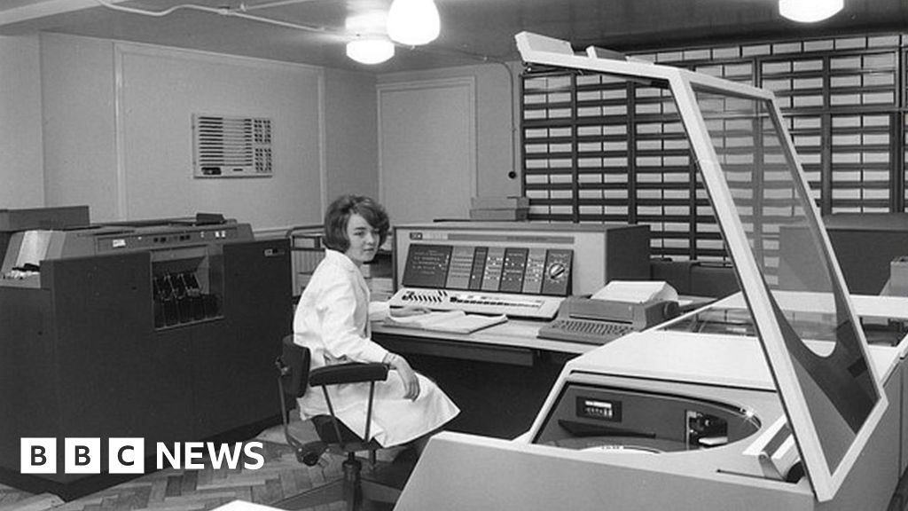 Exhibition marks St Andrews University's first computer - BBC News