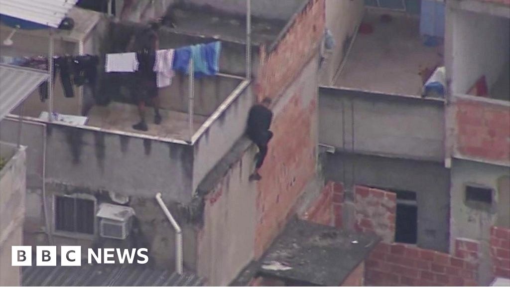Brazil: Suspects are filmed jumping from rooftops in police raid
