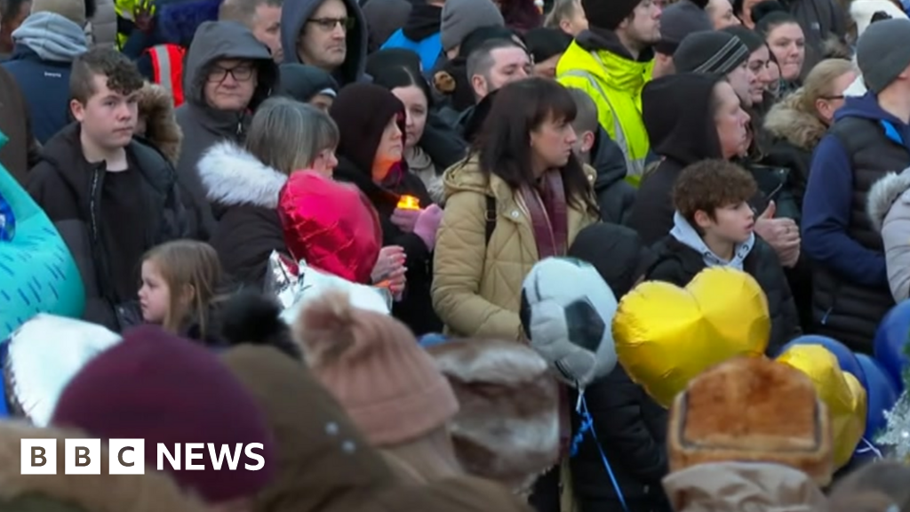 Hundreds turn out for Solihull lake-death vigil - BBC News