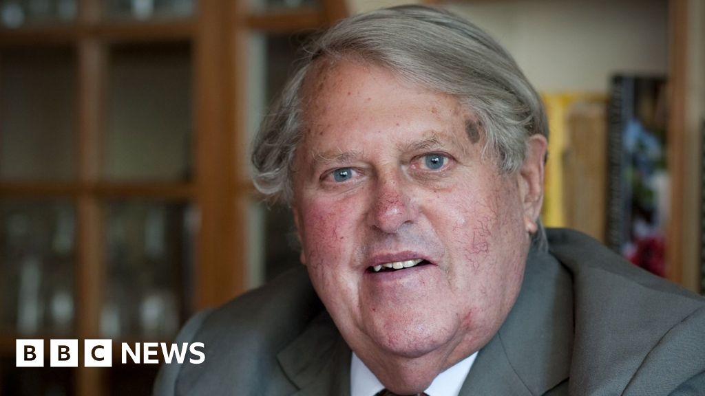 Historian Lord Asa Briggs dies, aged 94 - BBC News