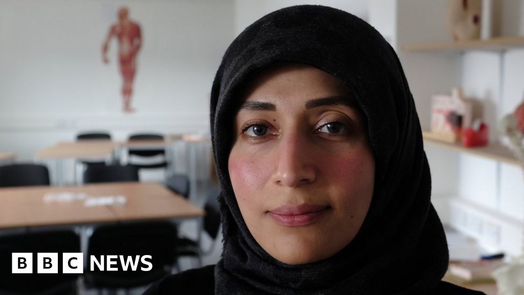 The refugee doctors learning to speak Glaswegian - BBC News