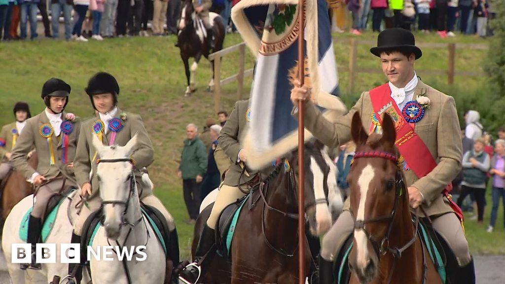 Selkirk's borders safe in Common Riding - BBC News
