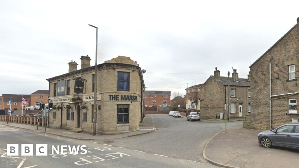 Cleckheaton: Man critically injured in assault outside pub - BBC News
