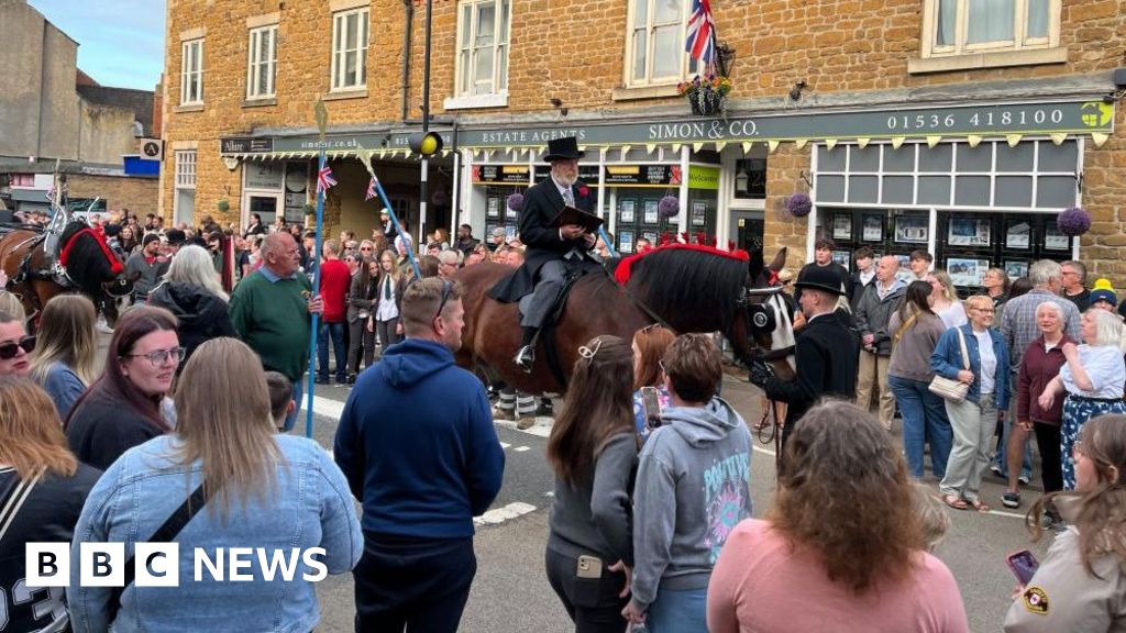 Rothwell holds Rowell Fair with milk, rum and scuffles - BBC News