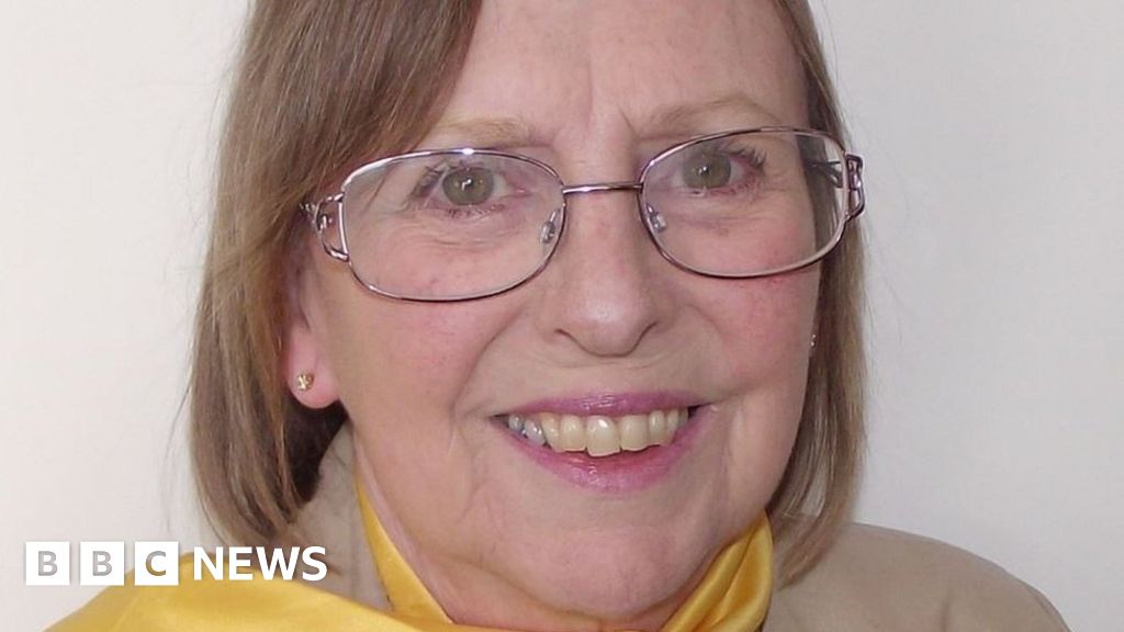Fareham councillor resigns after moving to Liverpool - BBC News