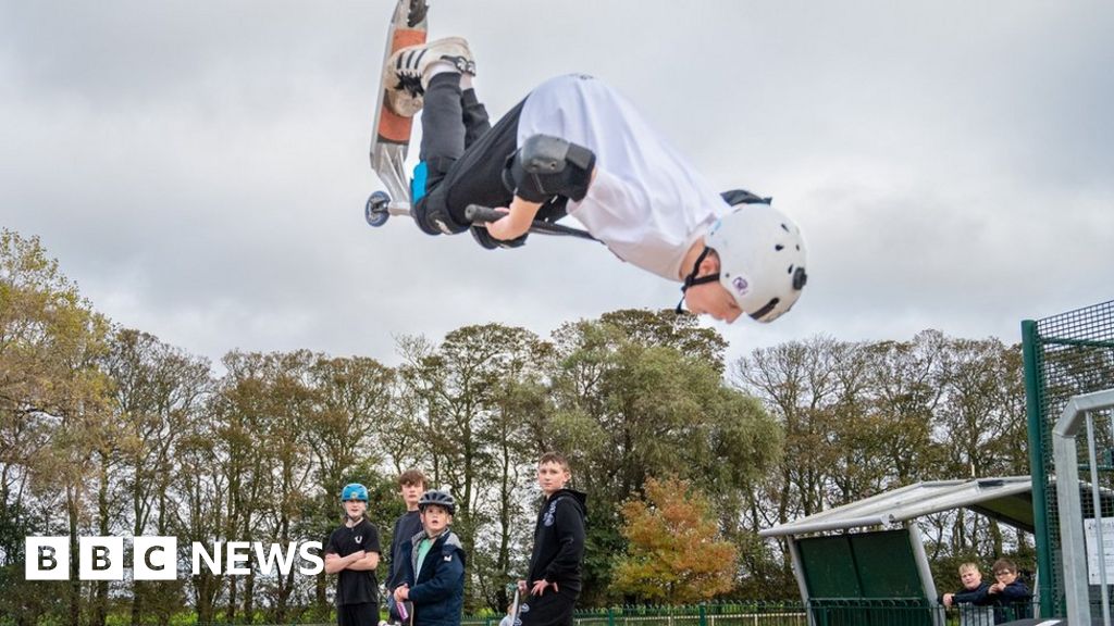 New £360,000 Filey skate park opens - BBC News