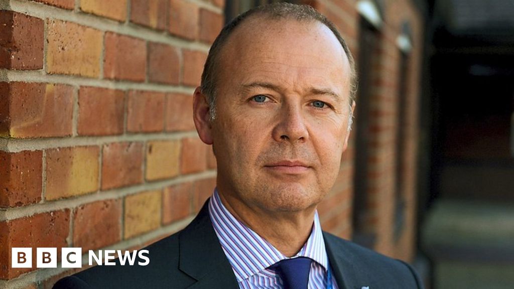 Shrewsbury and Telford Hospital chief Simon Wright to leave - BBC News