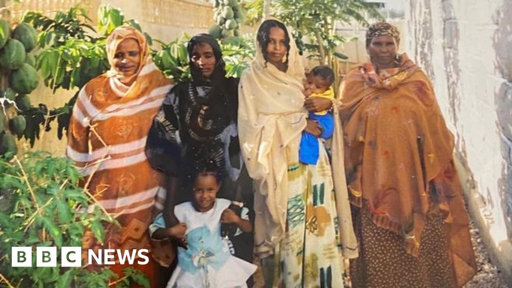 Cost of living: Somali community struggles to send money abroad - BBC News