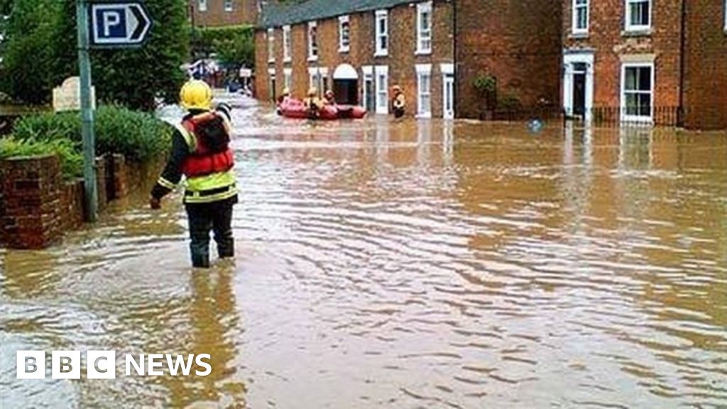Louth flood scheme completed on River Lud - BBC News