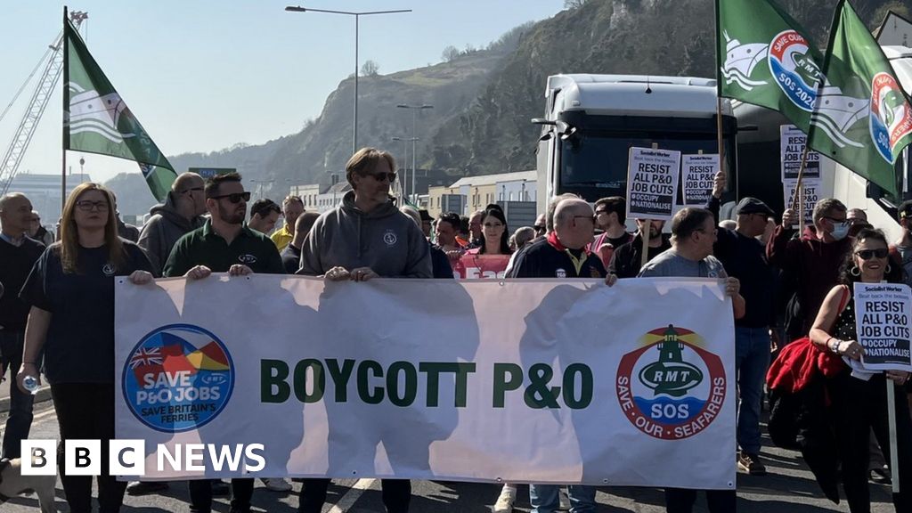 P&O Ferries: Dozens protest at Dover Docks over redundancies