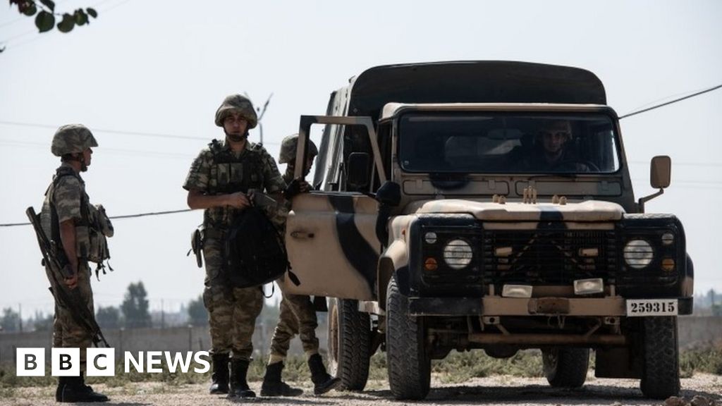 Turkey boosts troops to cross Syria border 'shortly' - BBC News