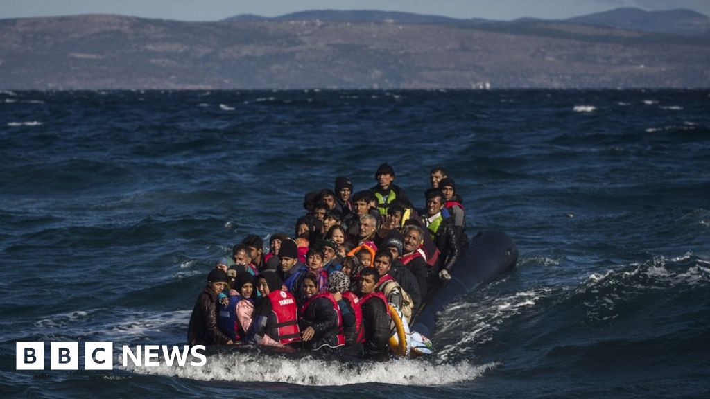 Migrant crisis: 22 drown off Greek islands - BBC News