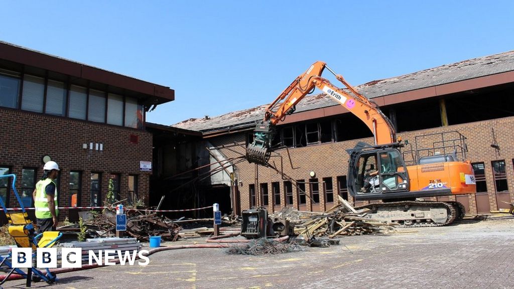 Demolition of arson-hit Oxfordshire council offices begins - BBC News