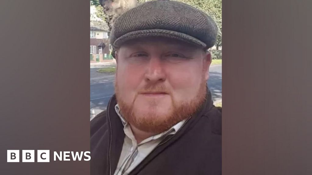 Jason Whincup death: Man denies murder over Hull stabbing - BBC News