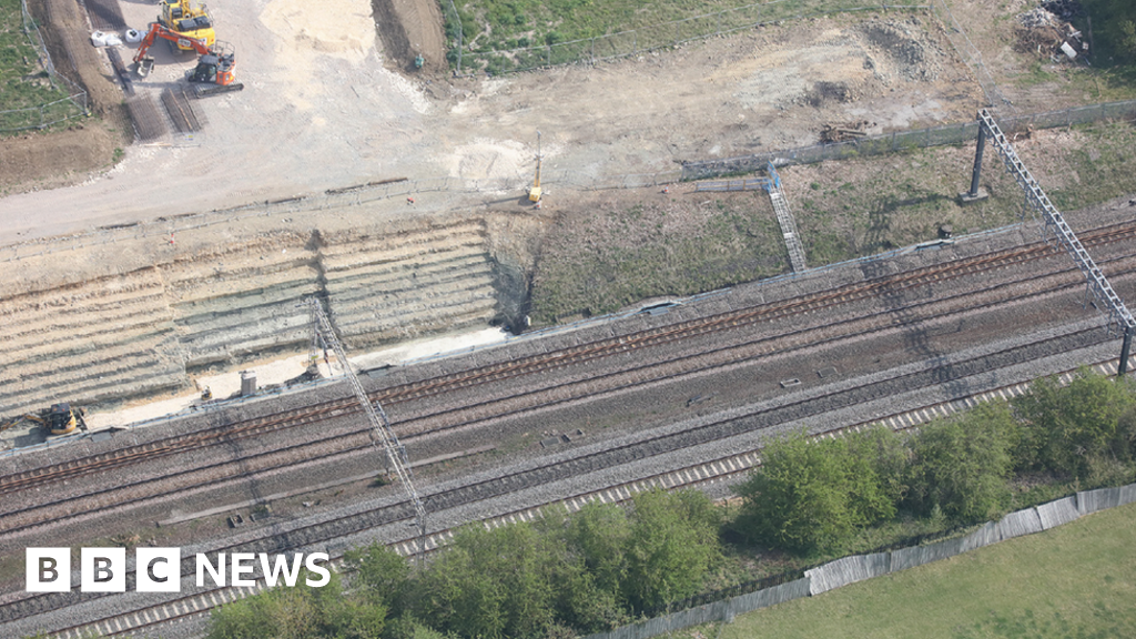 Roade rail worker was killed by train while walking along track - BBC News