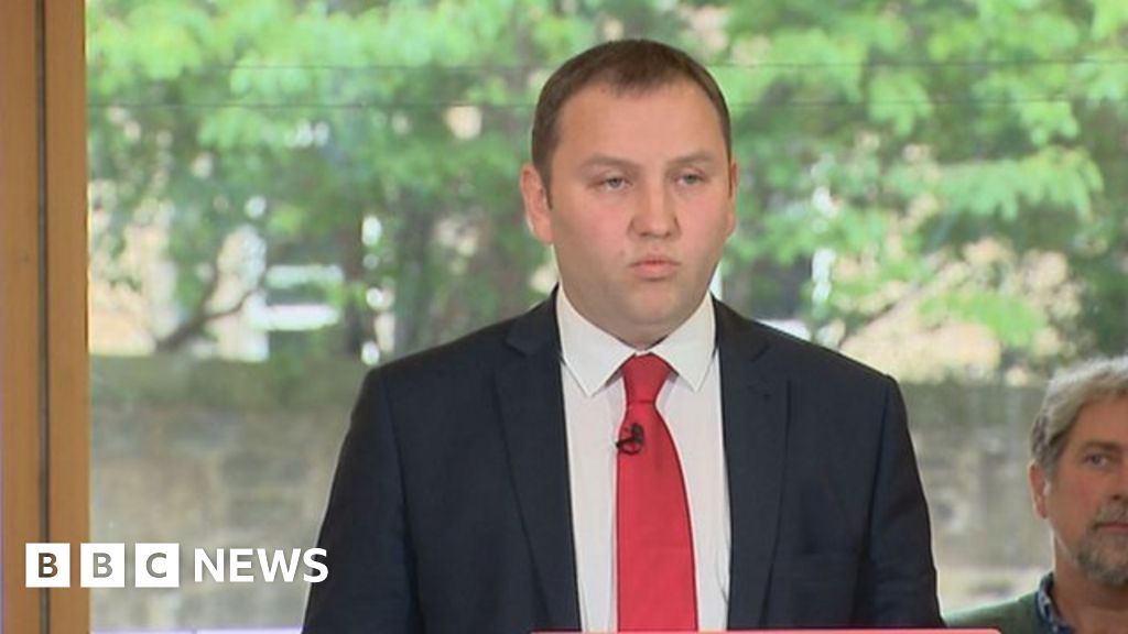 Ian Murray says Labour 'needs a new generation' - BBC News
