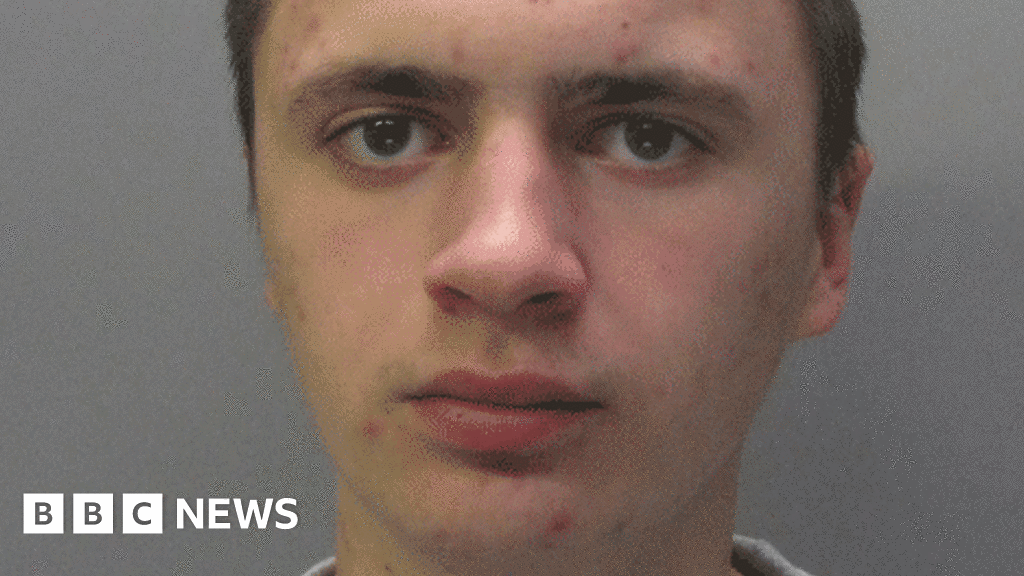 Wisbech murder: Teenager jailed for stabbing man in drunken row - BBC News