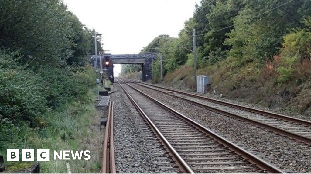 Virgin Trains electric shock report: Safety call for drivers - BBC News