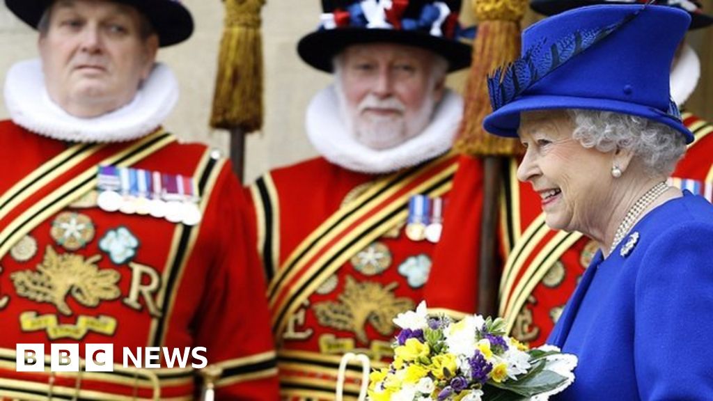 Queen presents Maundy money at service in Oxford - BBC News