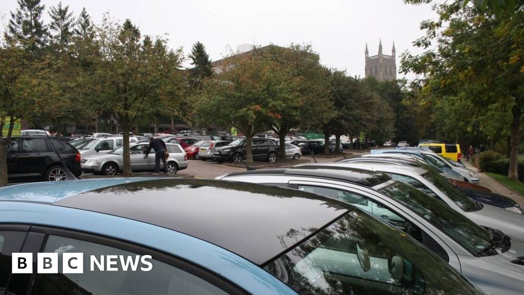 Card payments return after Worcester car park overcharging - BBC News