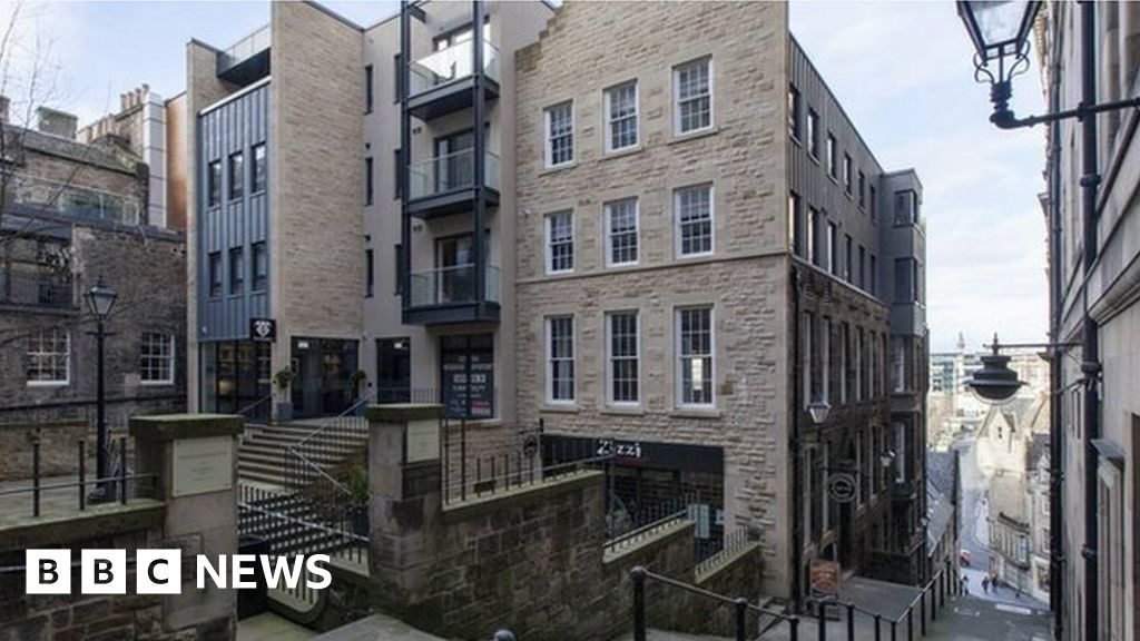 Edinburgh's Advocate's Close wins national award - BBC News