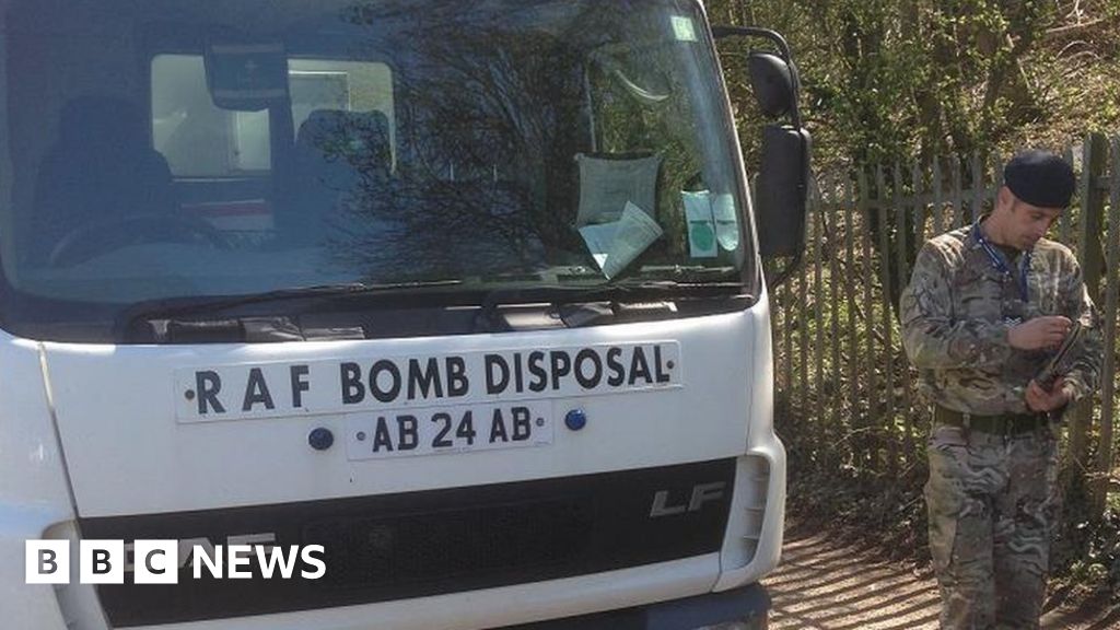'Bomb-like' device closes Rugby scrap yard - BBC News