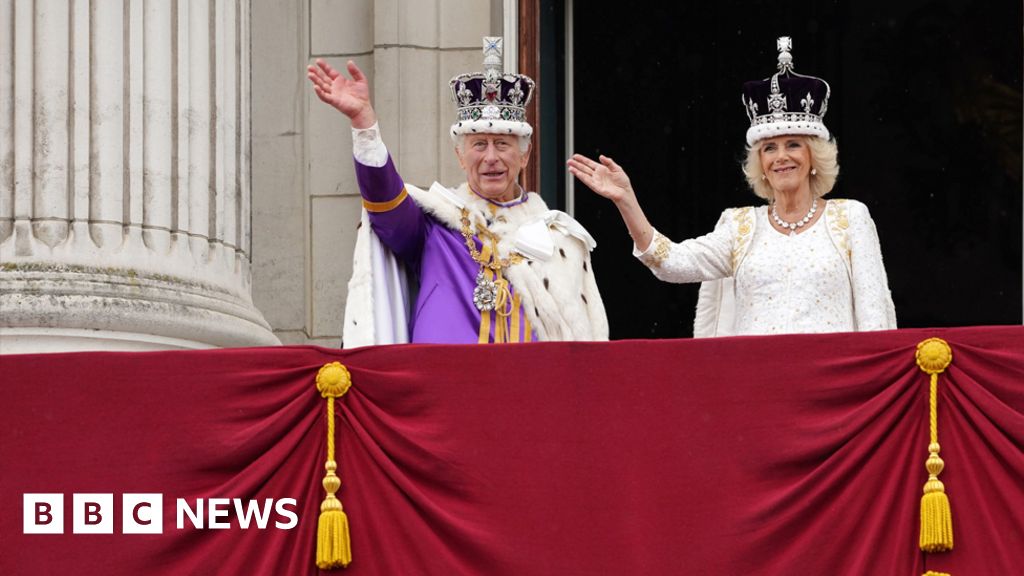 King and Queen wave from Buckingham Palace balcony - BBC News