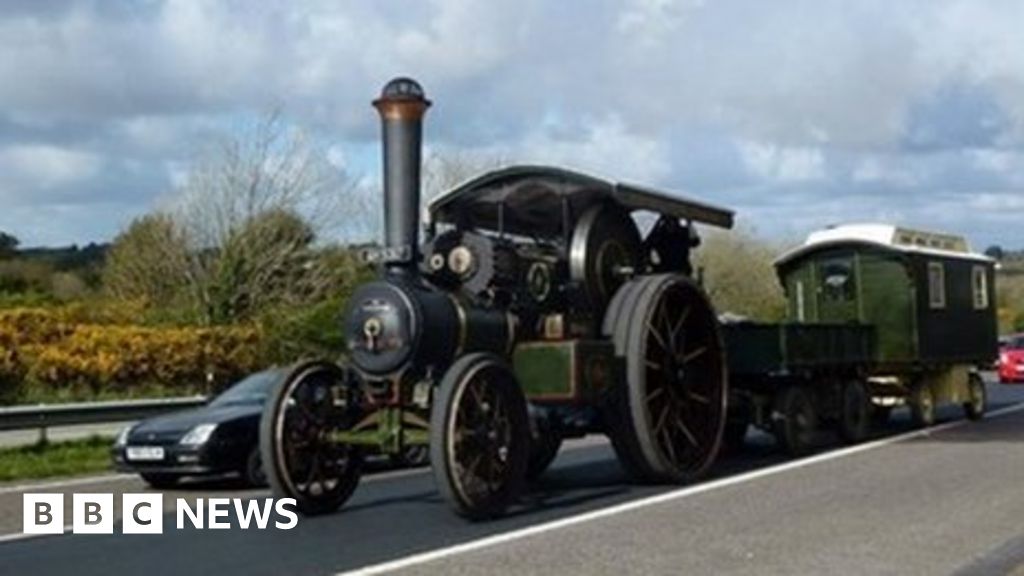 Steam engine begins epic journey to Dorset fair - BBC News