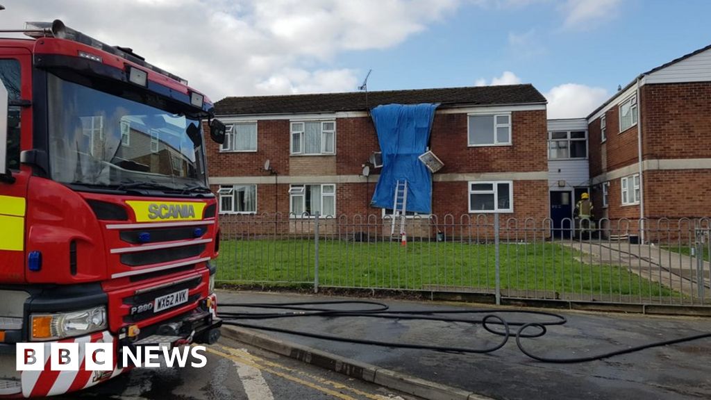 Swindon fire: Man in his 40s dies and four rescued - BBC News