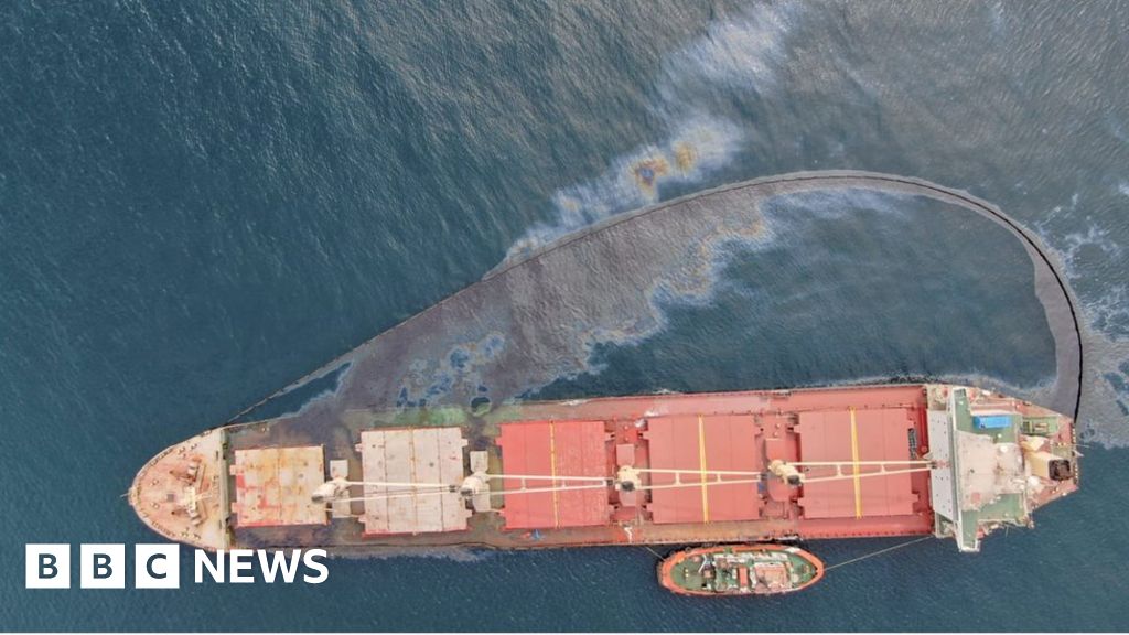 Gibraltar collision: Race to remove fuel from stricken ship - BBC News