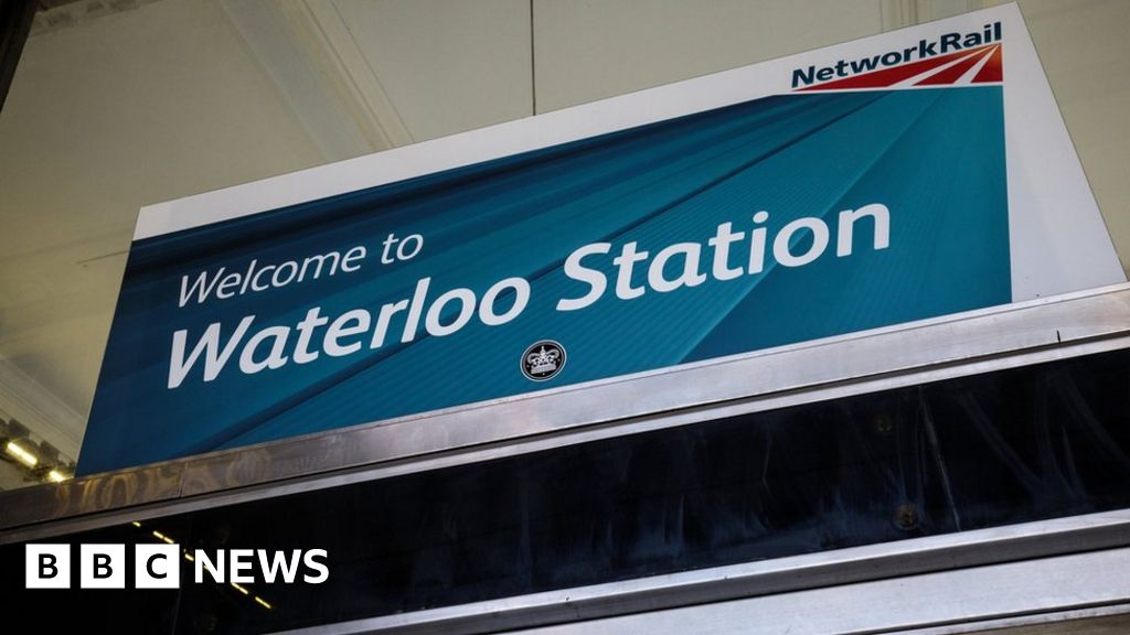London Waterloo: Signal failure causes train delays - BBC News