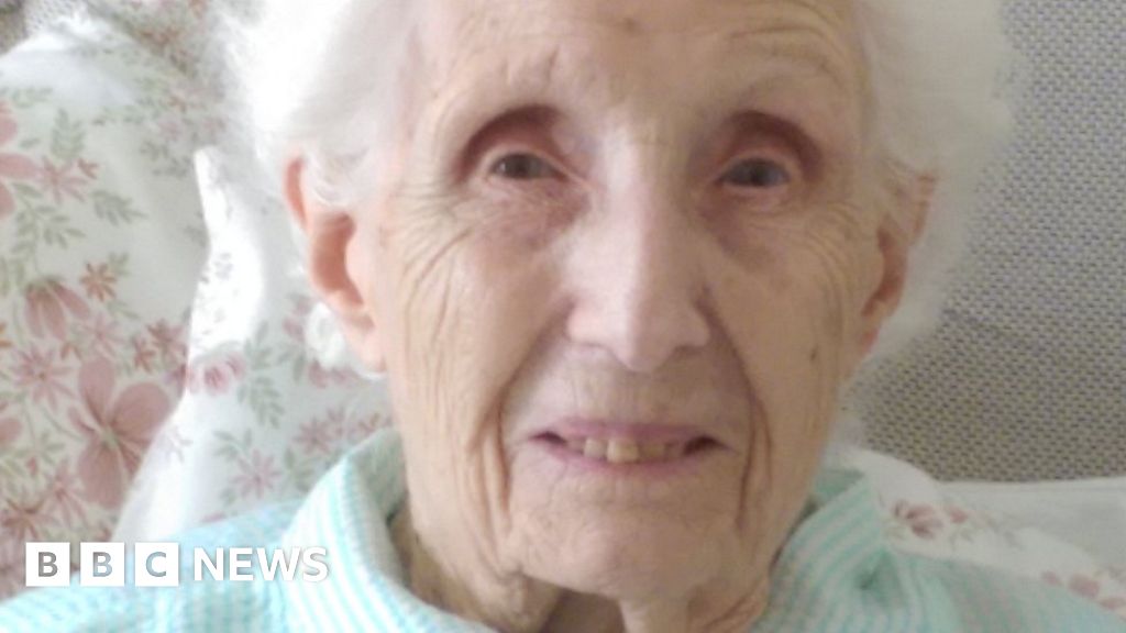 Poole woman, 96, has four-hour wait for ambulance - BBC News