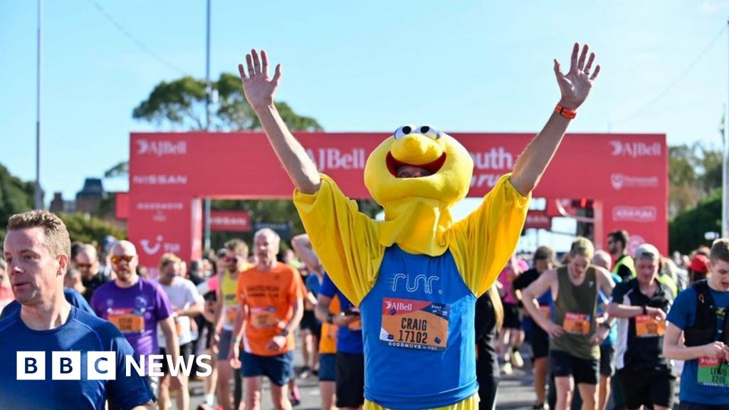 Great South Run: Thousands of runners take part - BBC News
