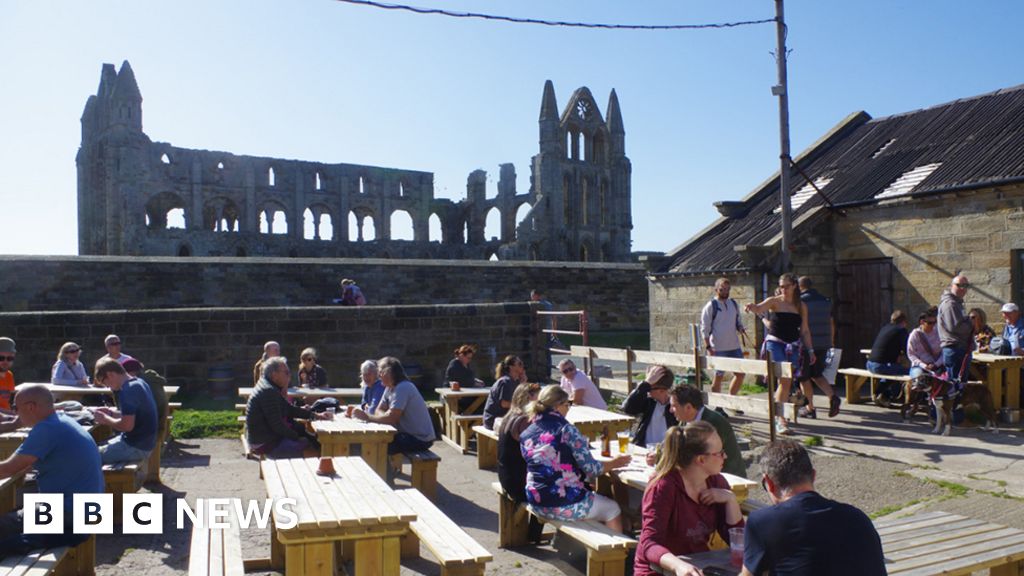 Whitby pub closes due to bar staff catching Covid - BBC News