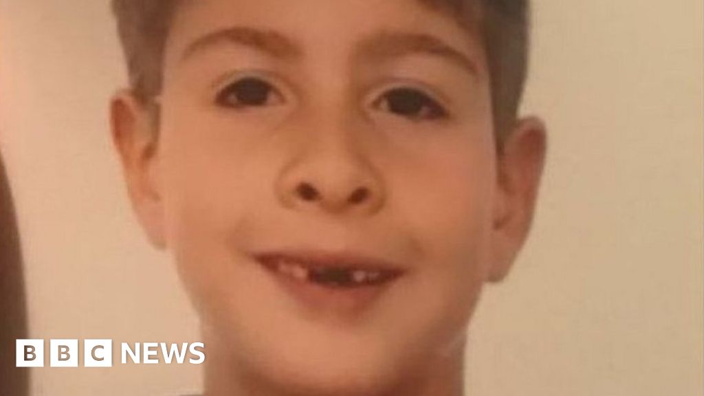 Missing Bristol boy inquiry treated as child abduction - BBC News