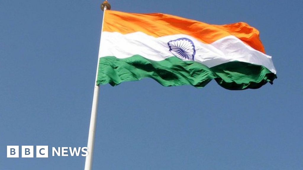 Indian red faces over tallest flag at Pakistan border - BBC News