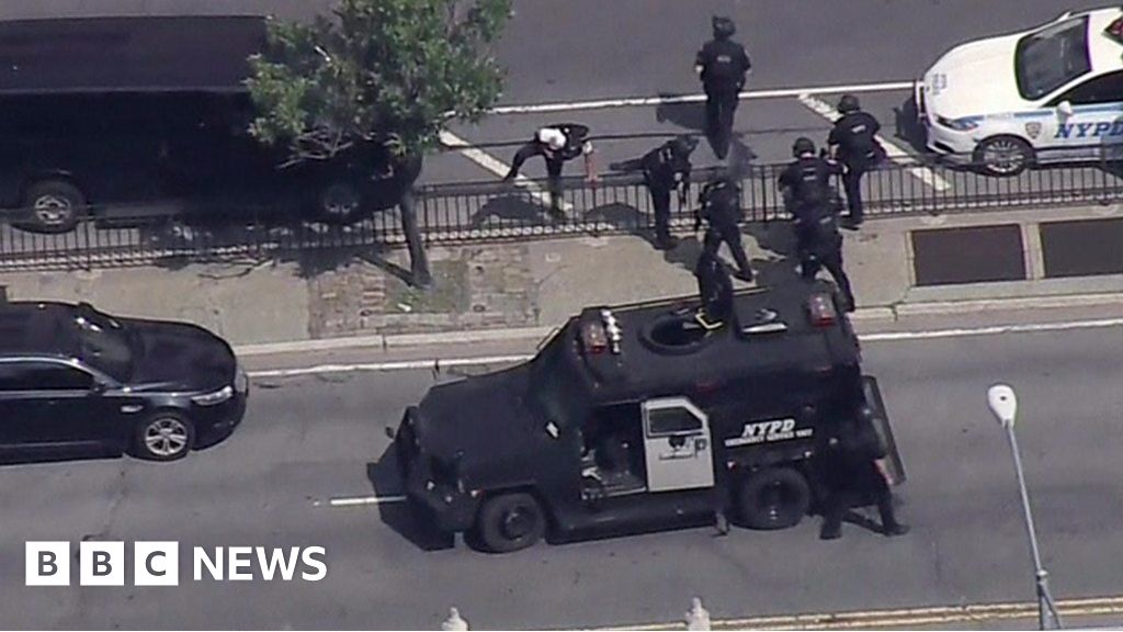 New York hospital: Police enter building