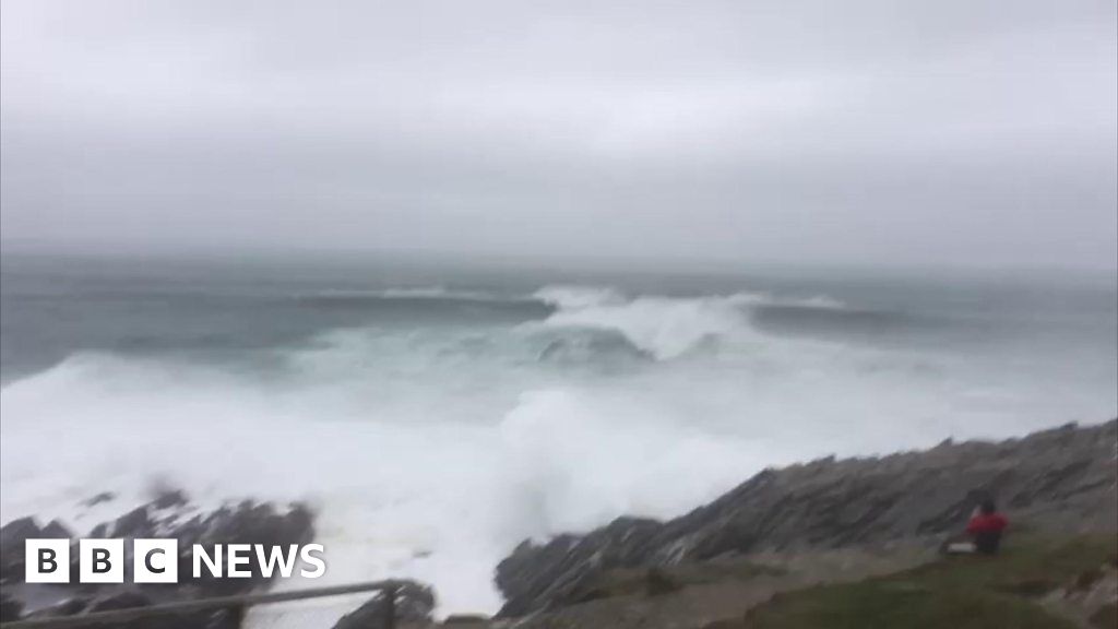 Huge waves break on Newquay's Cribbar reef - BBC News