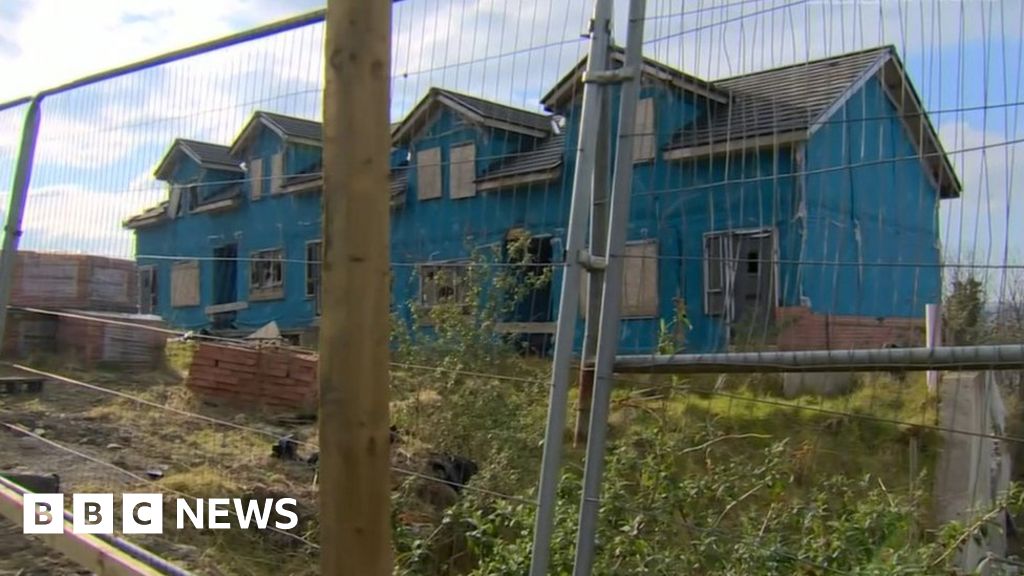 Dunfield Terrace housing developers ordered to demolish site - BBC News