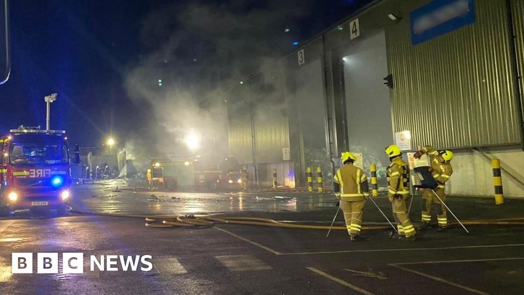 Banbury fire: One-hundred tonnes of waste burns in warehouse - BBC News