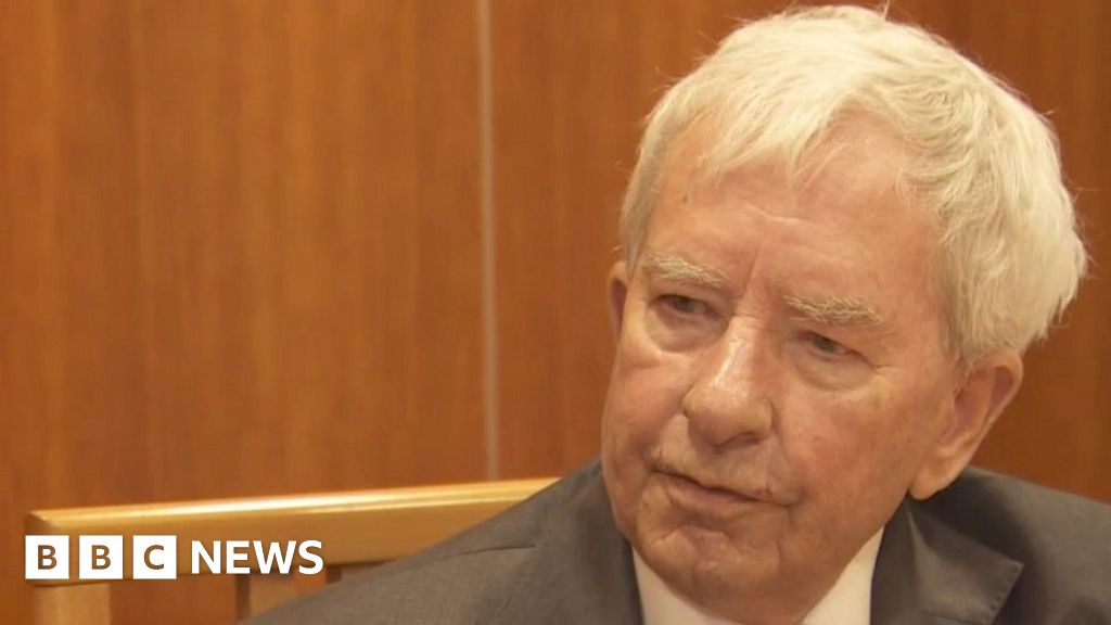 Lord Saville: Prosecutions 'not Bloody Sunday inquiry aim' - BBC News