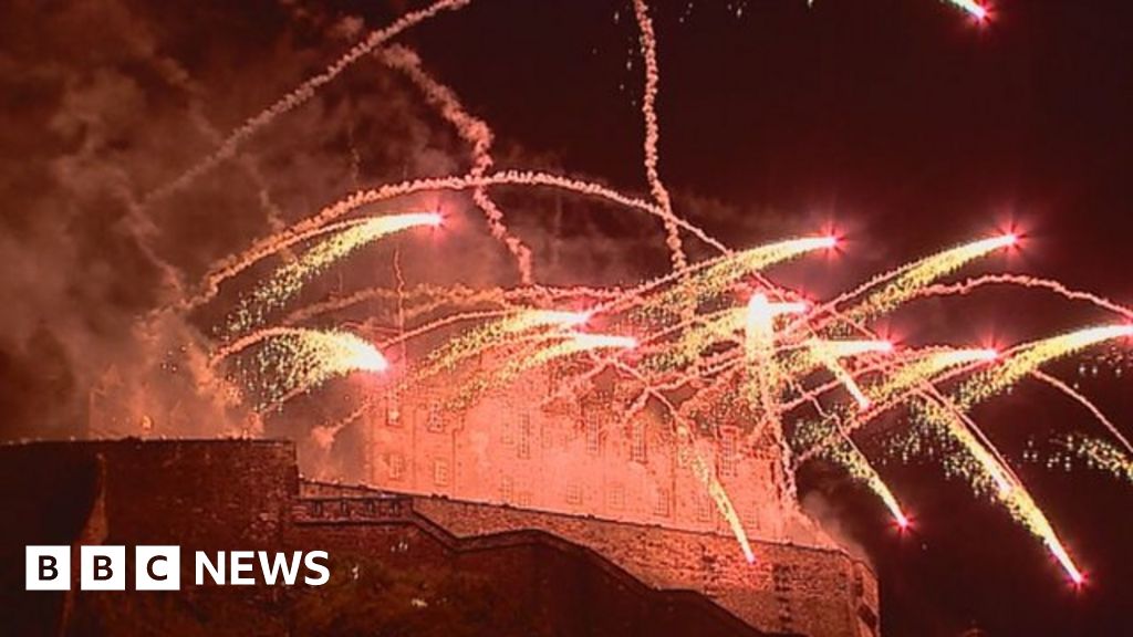 Edinburgh festivals' fireworks finale - BBC News