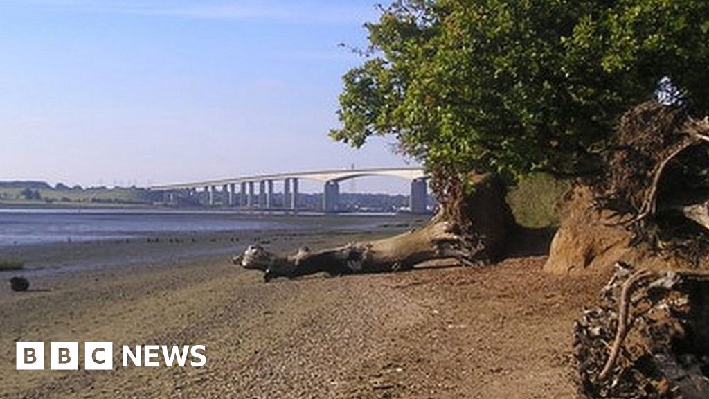 Two adults and child rescued from River Orwell estuary mud - BBC News